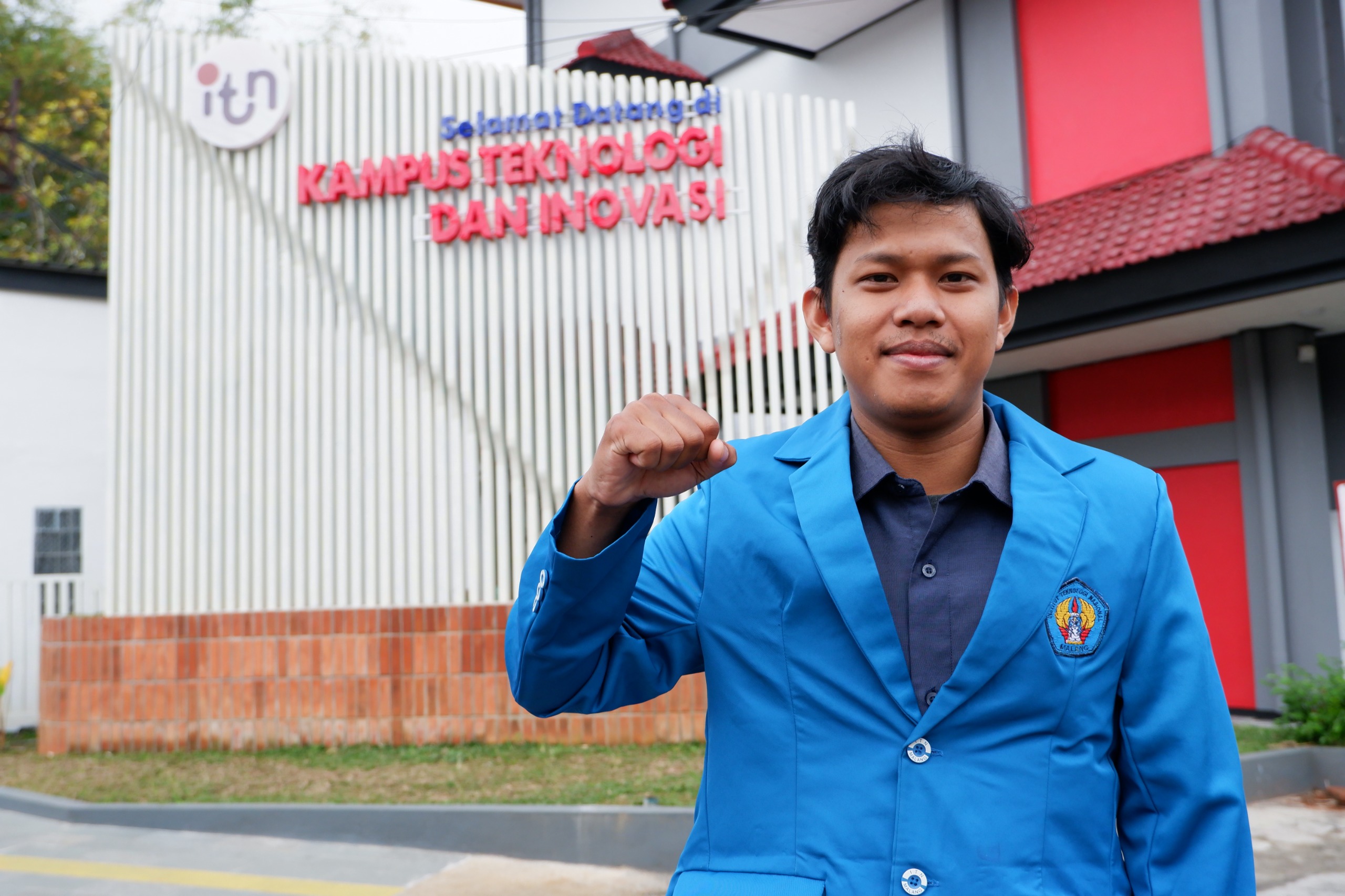 Anak Kuli Bangunan, Herman Rubiyanto Jadi Wisudawan Terbaik Teknik Sipil ITN Malang – Radio KDS 8